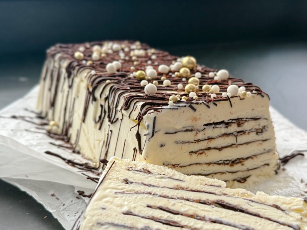 Zelf Viennetta ijs maken – makkelijk en romig kerstdessert