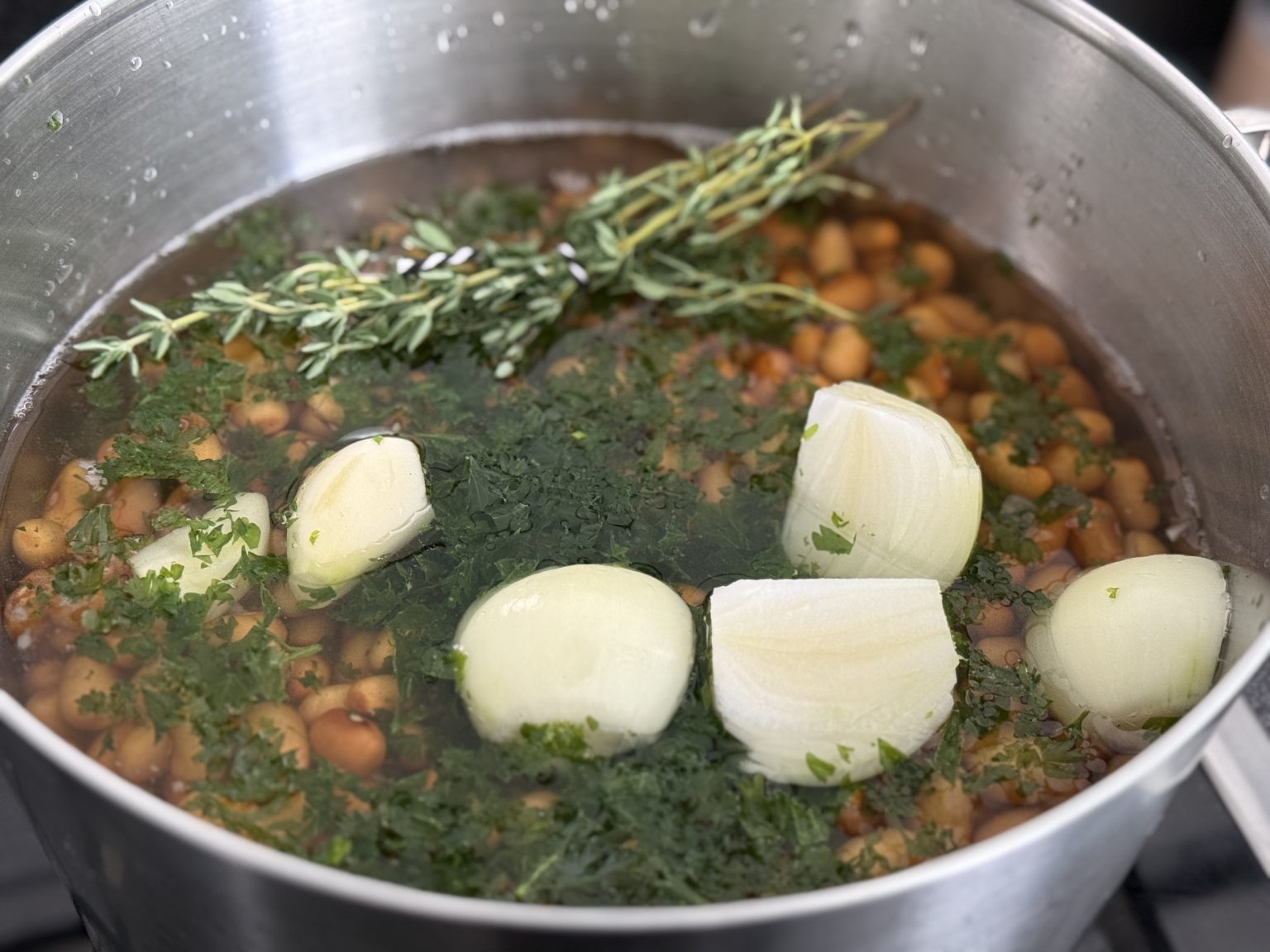 Ouderwetse bruine bonen met spek en stroop – klassiek recept
